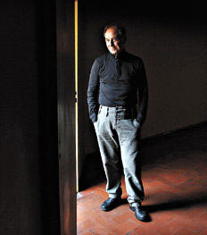 “Quiero devolver al público la emoción de las palabras” - Manel Barcelo y su versión de Los ...